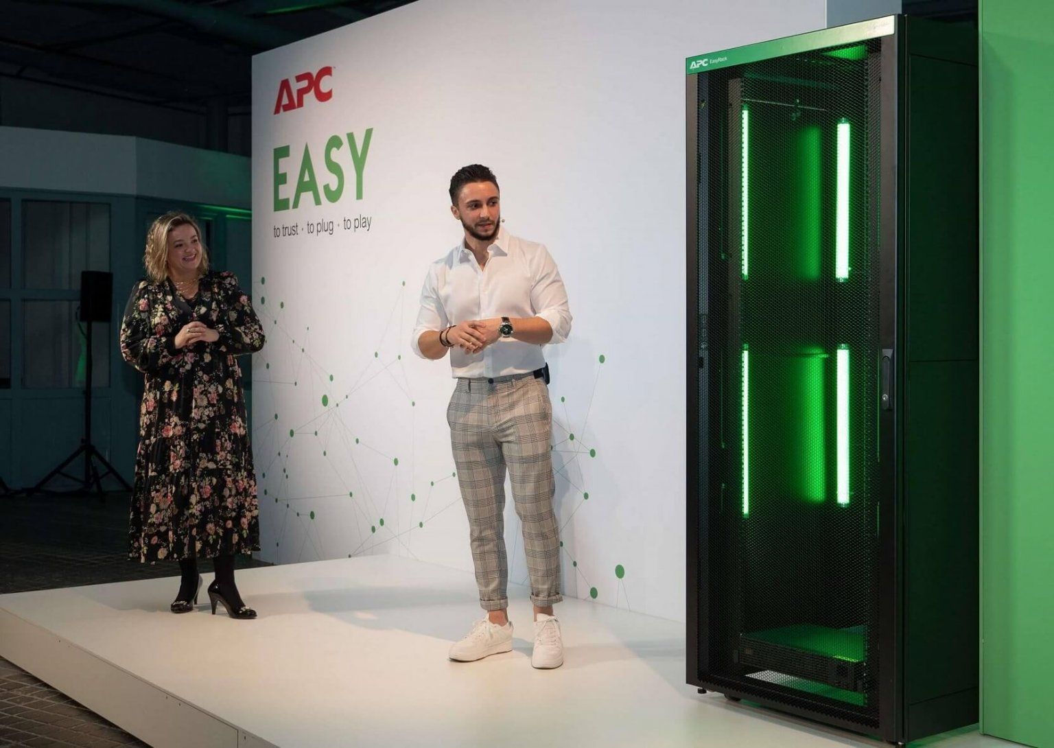 Schneider Electric presenta su nueva gama Easy Rack a sus partners de ...